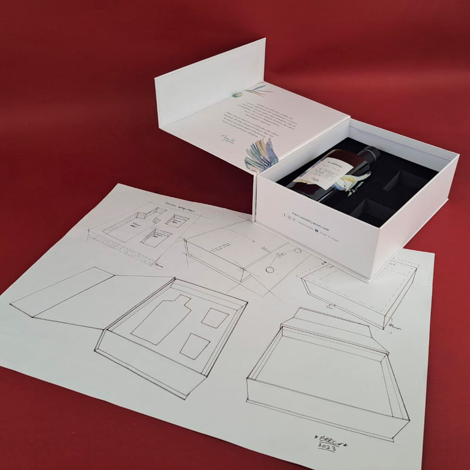 Must de Qen – Auto Lift Cardboard Box – Packaging Of The World